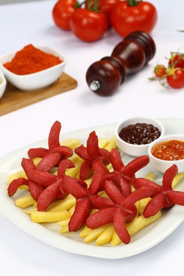 Gebraden worst met frieten stock foto. Image of gevogelte - 96457590