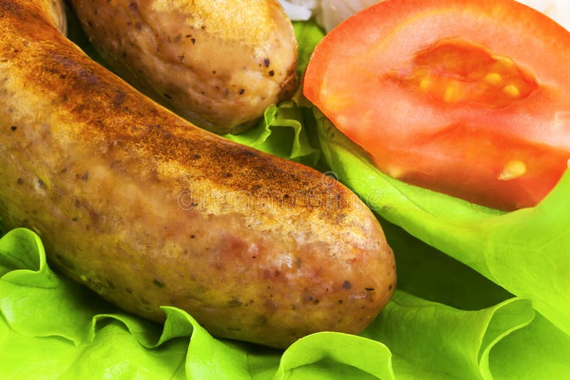 Gebraden Worsten Op Bladeren Stock Foto - Image of snel, gebakken: 33700286