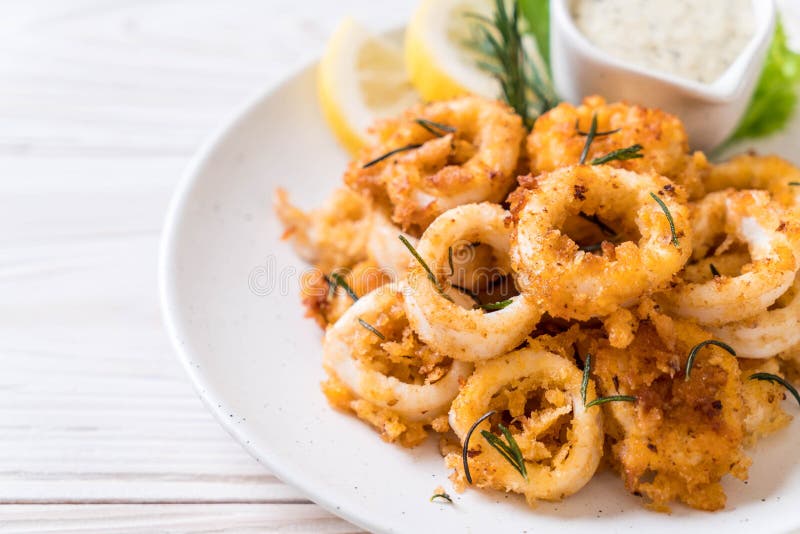 Gebratene Kalmare Oder Krake (Calamari) Mit so?e Stockbild - Bild von ...
