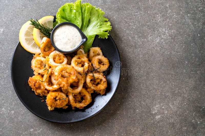 Gebratene Kalmare Oder Krake (Calamari) Mit so?e Stockfoto - Bild von ...