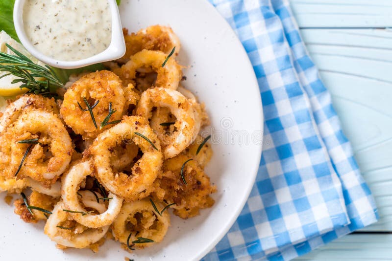 Gebratene Kalmare Oder Krake (Calamari) Mit so?e Stockbild - Bild von ...