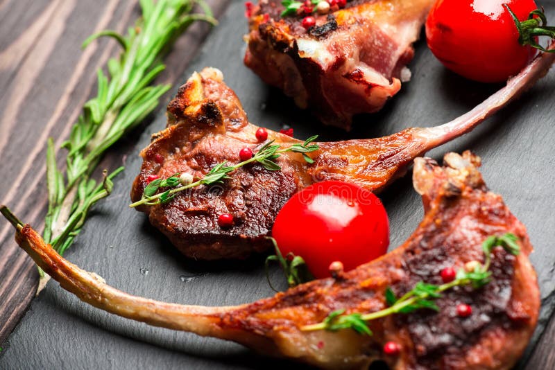 Gebratene Lammrippen stockbild. Bild von fleisch, hammelfleisch - 66466639
