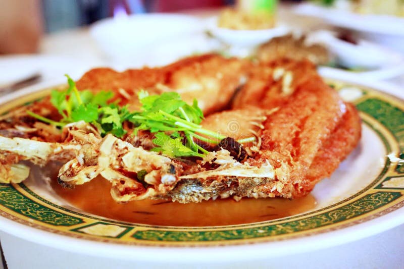 Gebratene Rotbarschfische Mit Fischsauce Stockfoto - Bild von asien ...