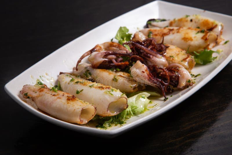 Gebratene Kalmare Oder Krake Calamari Mit Traube Und Erdbeere, Flasche ...