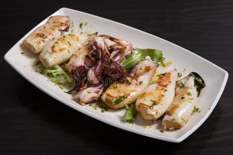 Gebratene Kalmare Oder Krake Calamari Mit Traube, Getrocknete Aprikose ...