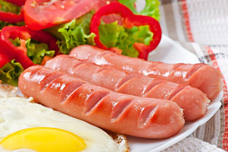 Gebratene Wurst, Ei Und Mischsalat Stockbild - Bild von fett, essen ...