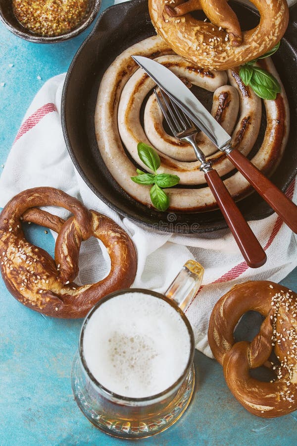Gebratene Wurst Mit Bier Und Brezeln Stockfoto - Bild von hell, wurst ...