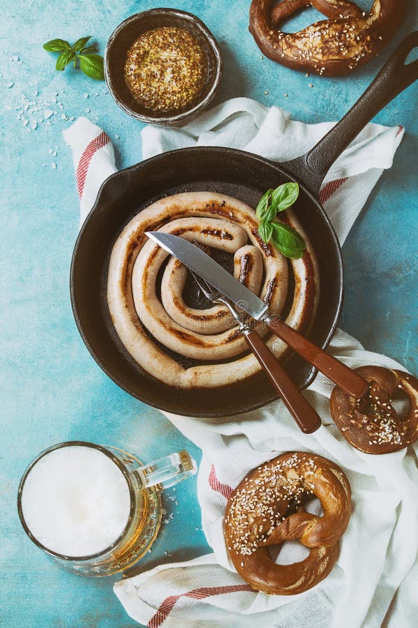 Gebratene Wurst Mit Bier Und Brezeln Stockfoto - Bild von exemplar ...