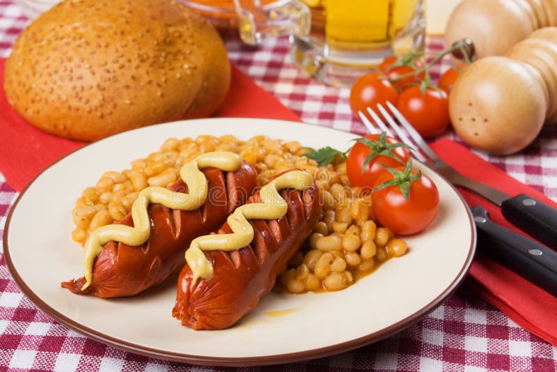 Gebratene Wurst Mit Senf Und Gekochten Bohnen Stockbild - Bild von ...