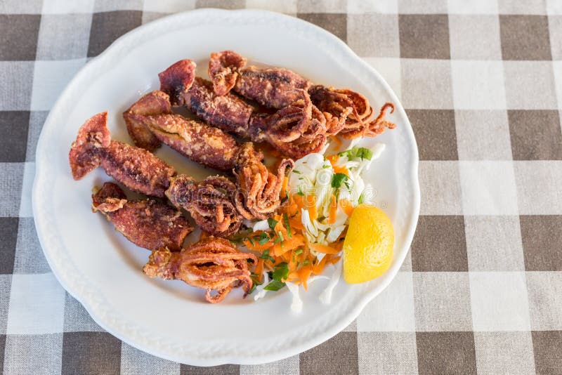 Gebratener Kalmar U. X28; Calamari& X29; Stockfoto - Bild von ...