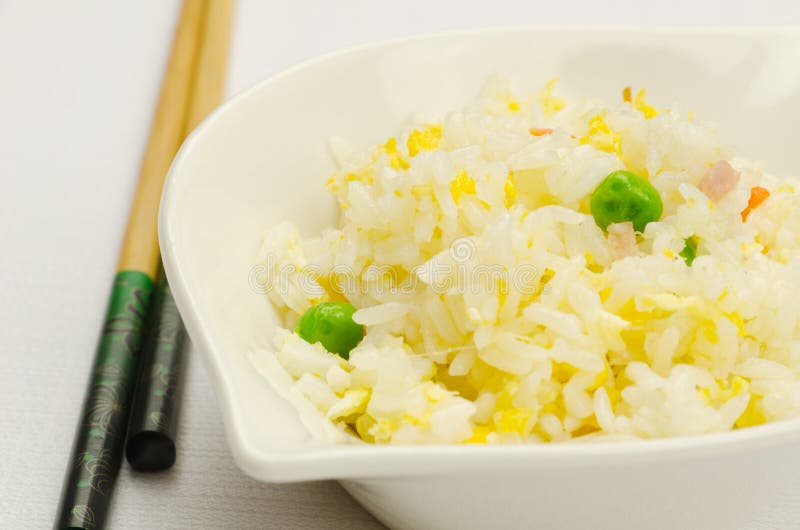 Gebratener Chinesischer Reis Stockbild - Bild von frisch, erbsen: 111429191