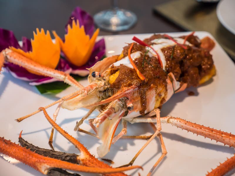 Gebratener Hummer Mit Roter Curry-Paste Stockfoto - Bild von paprika ...