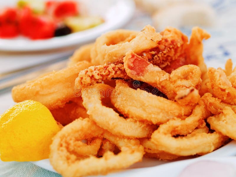 Kalmare, Gebraten in Einem Teller Auf Dem Tisch Stockbild - Bild von ...