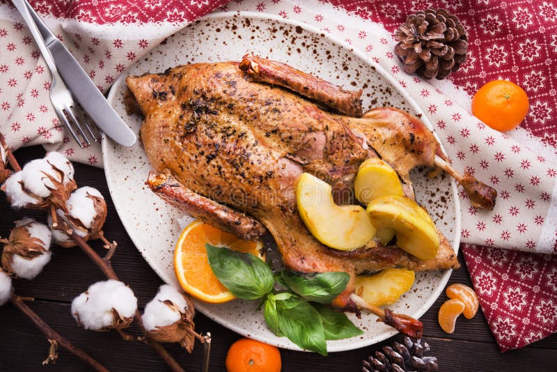 Gebratener Truthahn Mit Apfel Und Orange Stockfoto - Bild von teller ...