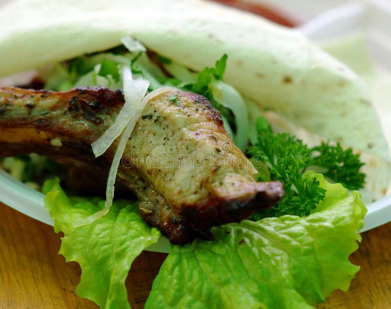 Gebratenes Fleisch Mit Knochen. Stockbild - Bild von farbe, kalbfleisch ...