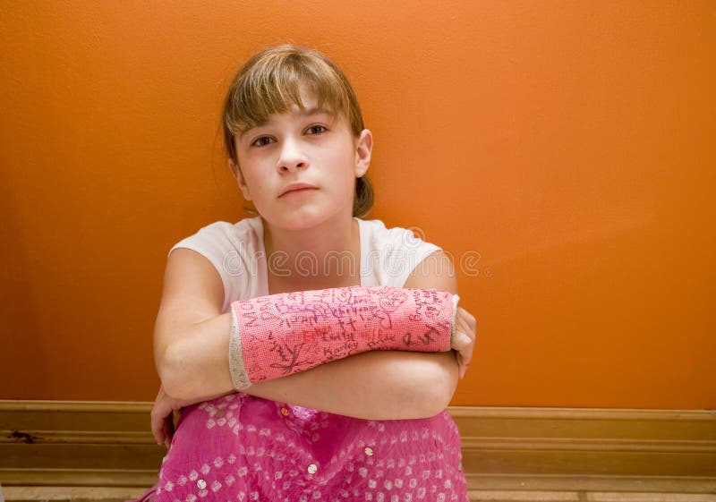 Gebrochener Arm stockfoto. Bild von verletzt, moping, verband - 758598