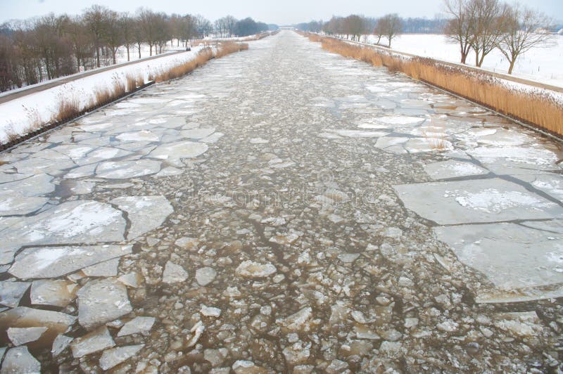 Gebroken ijs stock afbeelding. Image of winter, nederland - 17907269
