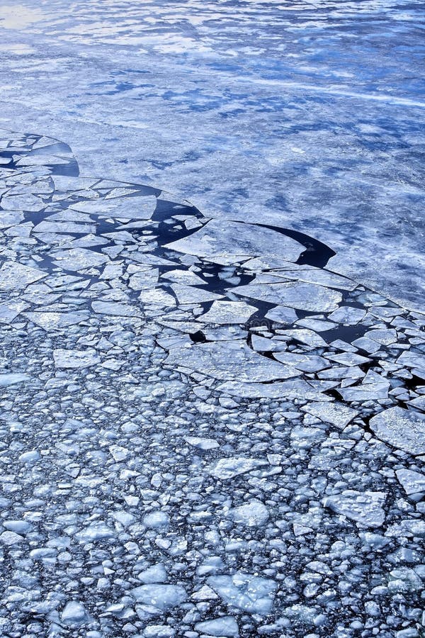 Gebroken ijs stock foto. Image of helder, gebroken, achtergronden ...