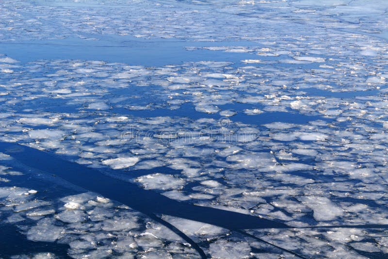 Gebroken Ijs Op De Oppervlakte Van De Rivier in De Winter Stock Foto ...