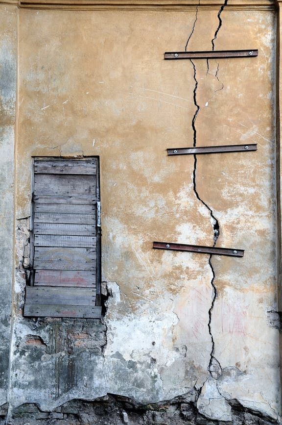 Gebroken muur stock afbeelding. Image of bouten, vastgemaakt - 10570329
