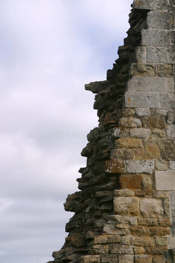 Gebroken Muur stock afbeelding. Image of wolk, bewolkt - 2819155