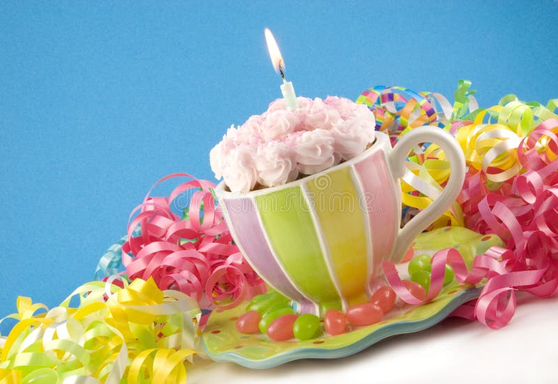 Geburtstag-kleiner Kuchen Im Teacup Mit Lit-Kerze Stockfoto - Bild von ...