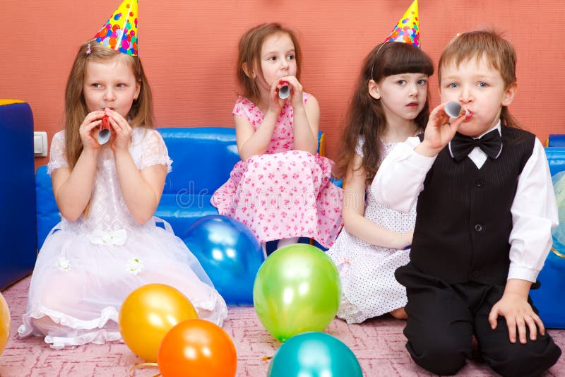 Geburtstagsfeier stockbild. Bild von kindheit, haupt - 12786579