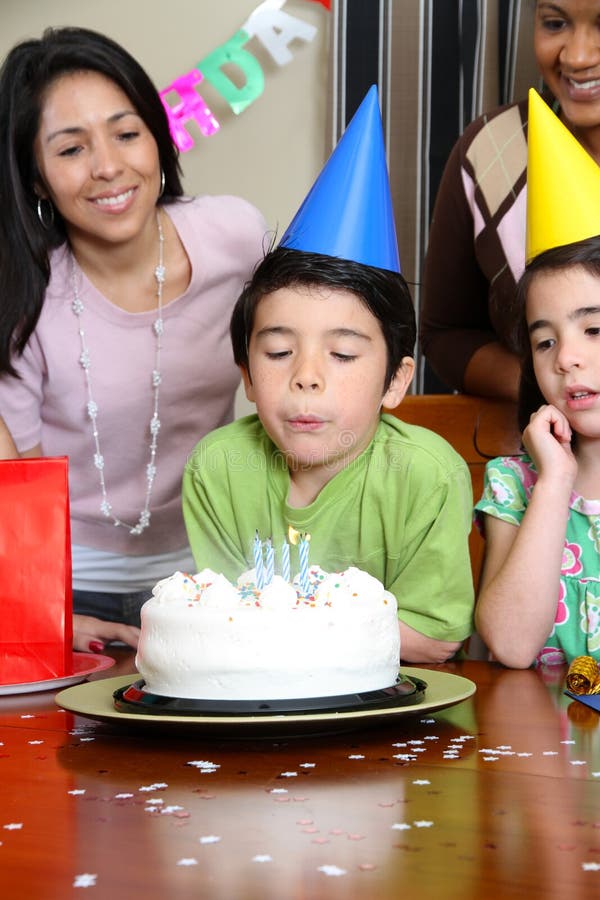 Geburtstagsfeier stockbild. Bild von freundschaft, lebensstil - 24279977