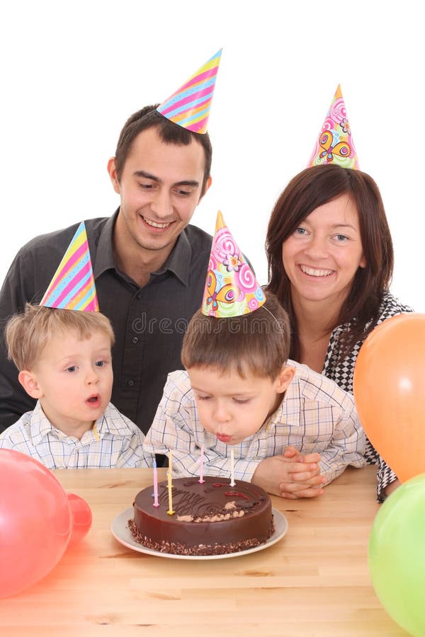 Junge an Der Geburtstagsfeier. Stockfoto - Bild von mittler ...