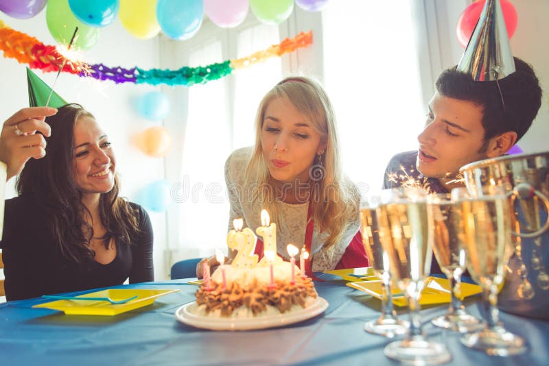 Geburtstagsfeier zu Hause stockfoto. Bild von partei - 53525532