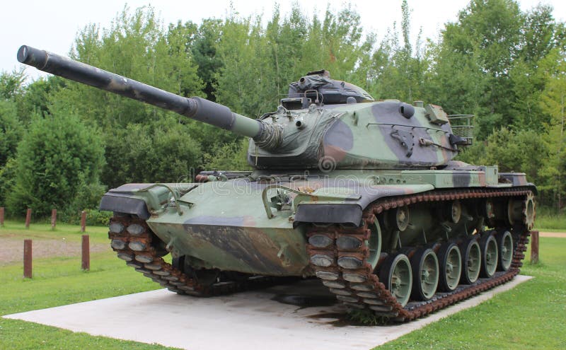 Gecamoufleerde Legertank stock foto. Image of omringd - 104092432