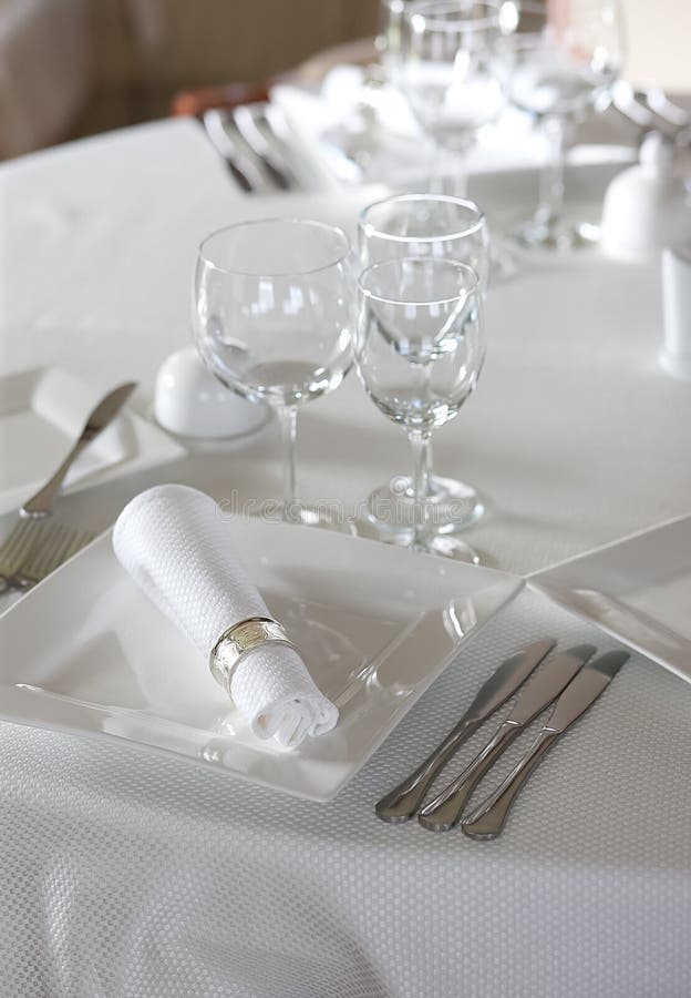 Gedeck vor Abendessen stockfoto. Bild von elegant, abendessen - 43217520