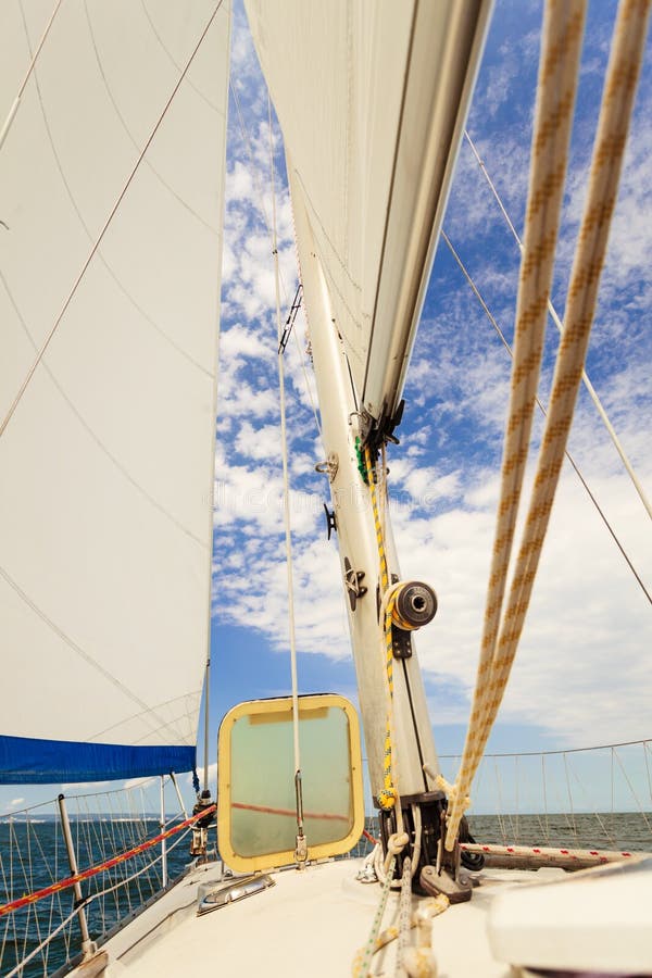 Gedetailleerde Close-up Van Zeil Op Zeilboot Stock Afbeelding - Image ...