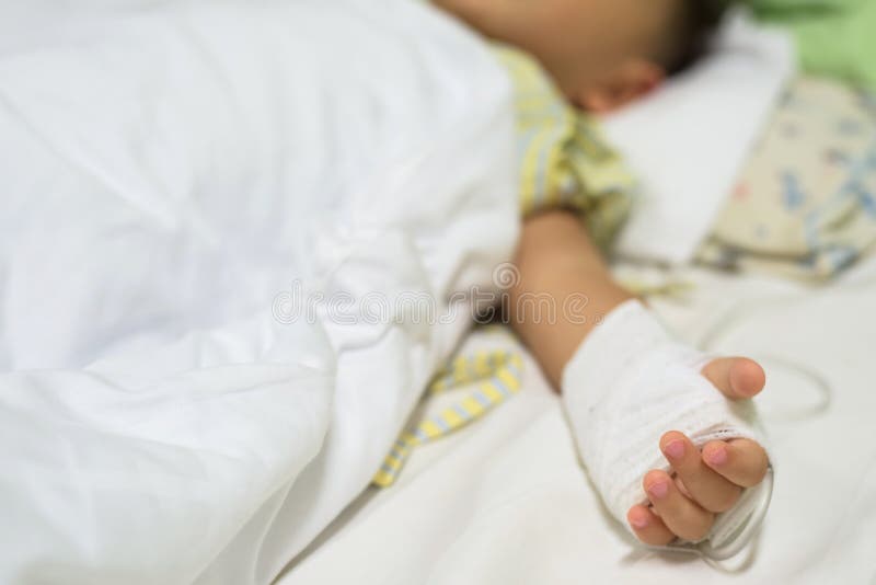 Kranke Hand Des Kleinen Jungen Mit IV Stockfoto - Bild von finger ...