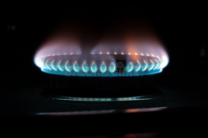 Gasfornuis met gele vlam stock afbeelding. Image of gevaar - 18715279