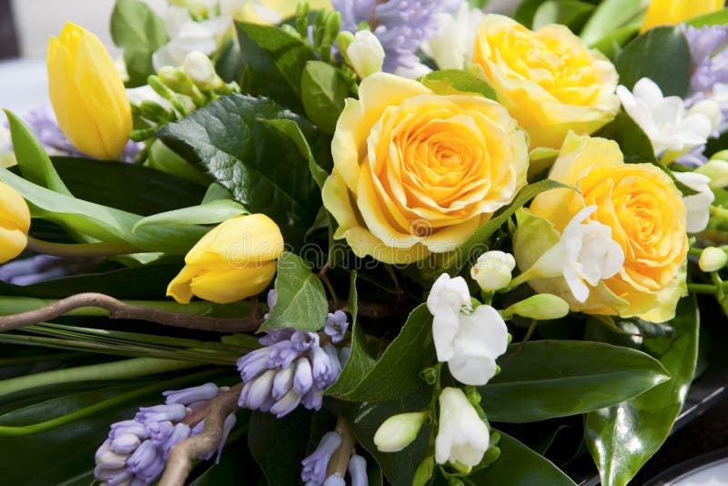 Geel Boeket Met Groene Anjer, in De Samenstelling Van Chrysanten, Rozen ...