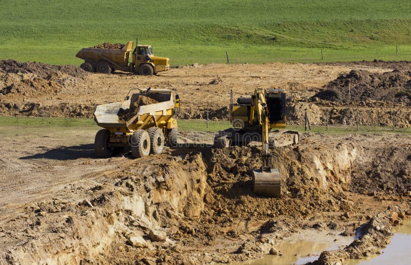 Gele Graafmachine Tijdens Grondwerken Op Bouwplaats. Graafmachines Voor ...
