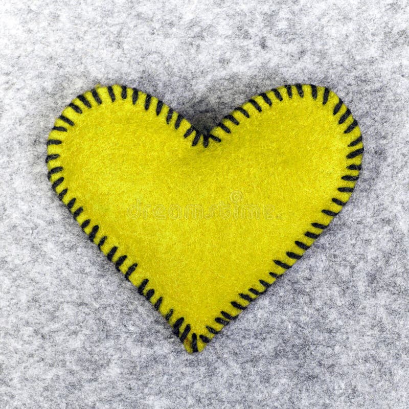 Geel hart stock afbeelding. Image of handgemaakt, retro - 55158987