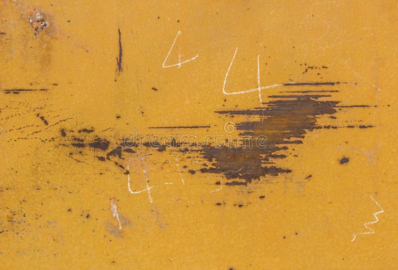 Geel verf gevlekt tin stock foto. Image of ijzer, sinaasappel - 62029100