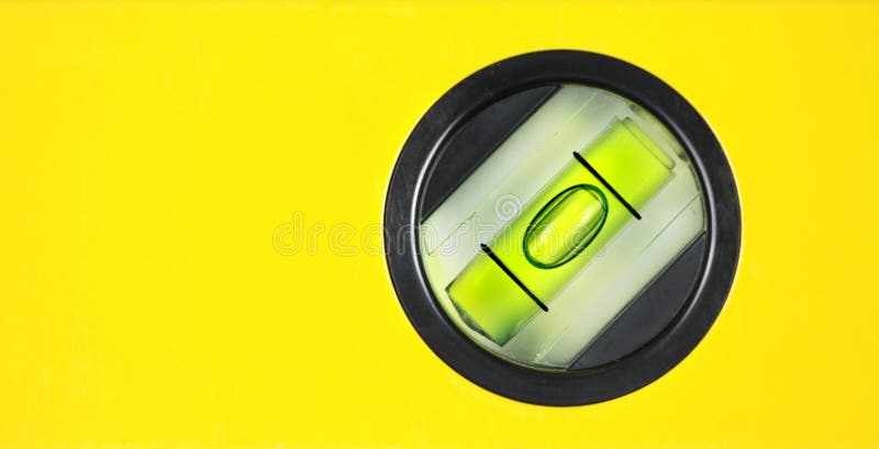 Geel Gedistilleerde Drank En Boor Met Vleugelnoten Stock Afbeelding ...