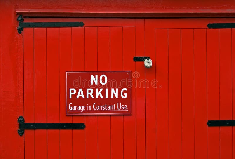 Parkeerverboden Rode Garagedeur Stock Foto - Image of deur, heuvel ...
