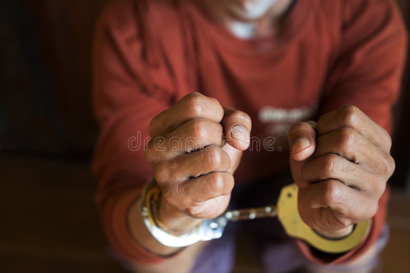Gefangene Wurden Mit Handschellen Gefesselt Stockfoto - Bild von ...