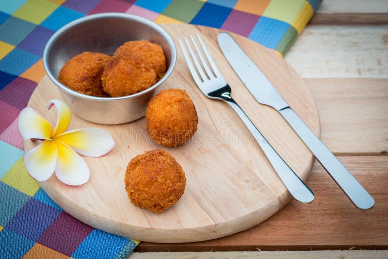 Gefrituurde Kaasbal En Frieten Op Houten Schotel Stock Afbeelding ...