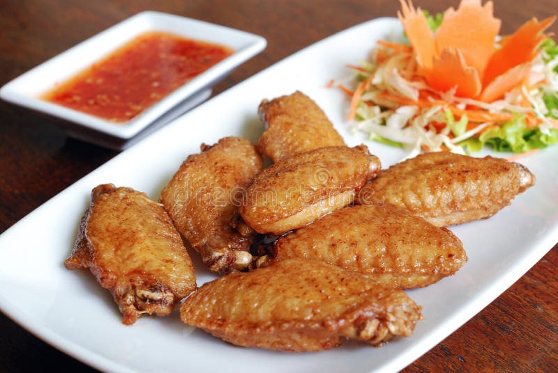 Gefrituurde kippenvleugels stock foto. Image of restaurant - 33571282