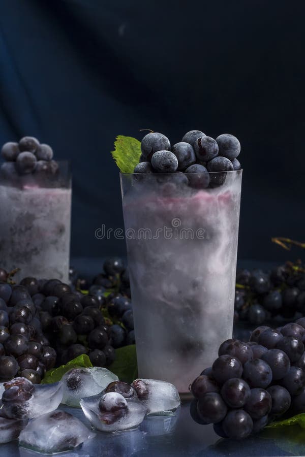 Gefrorene Trauben im Glas stockfoto. Bild von nahrung - 77753446
