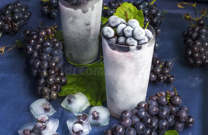 Gefrorene Trauben mit Eis stockbild. Bild von gruppe - 78084951