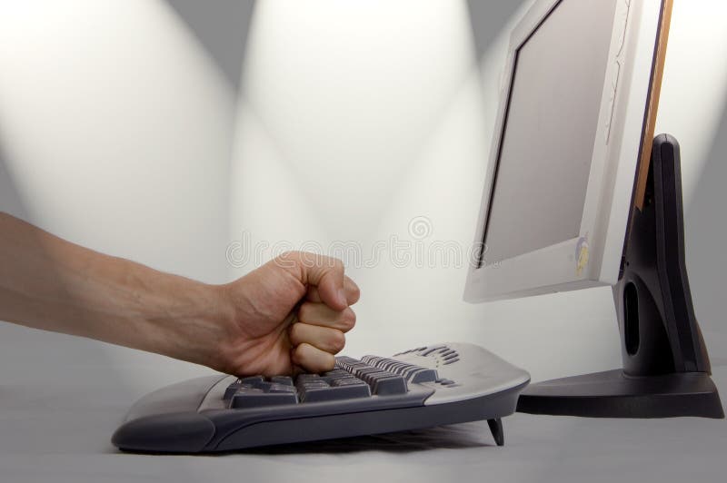 Gefrustreerd op computer stock afbeelding. Image of boos - 1446555