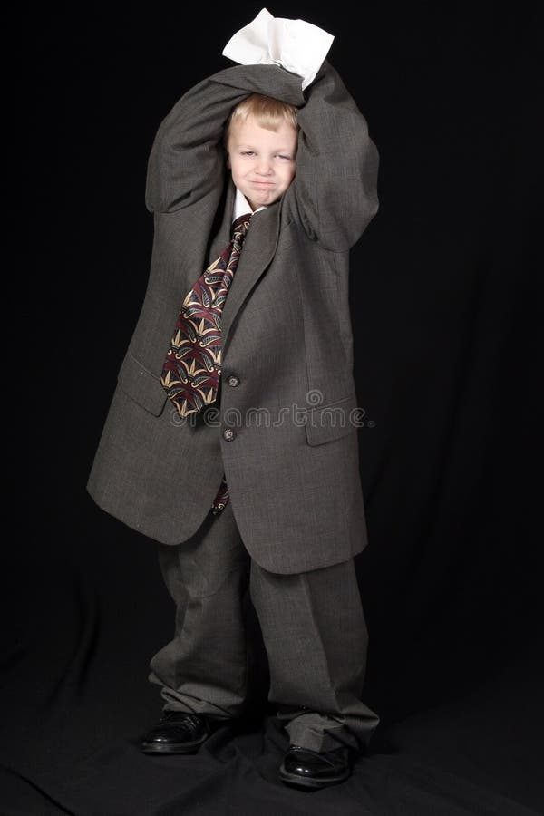 Gefrustreerde Jongen in Het Pak Van De Papa Stock Foto - Image of knoop ...