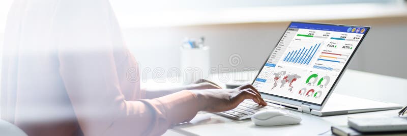 Gegevensanalist Met Behulp Van Data Analytics Kpi Stock Afbeelding ...