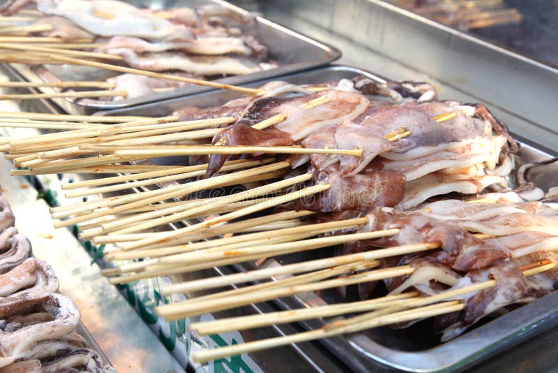 Gegrillte Kalmar-Reihe stockbild. Bild von freizeit, teller - 51277539